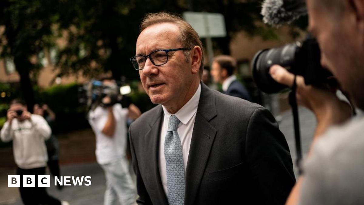 Kevin Spacey trial live: I'm a big flirt, US actor tells jury - BBC News