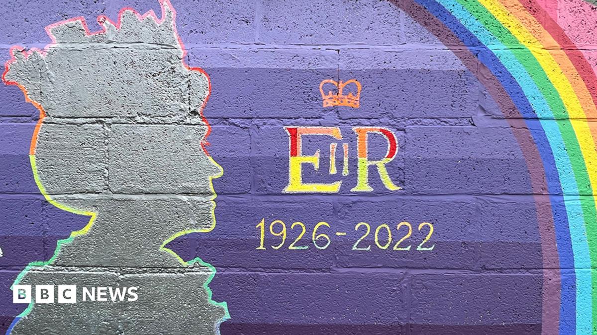 Queen Elizabeth II's death marked in Hardingstone mural - BBC News