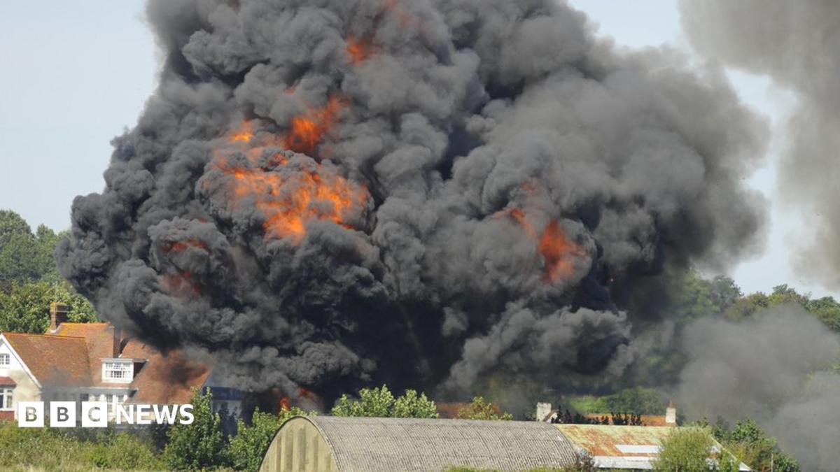 Shoreham air disaster families await AAIB findings - BBC News