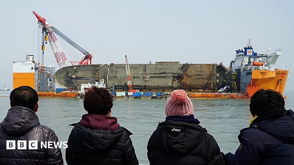 South Korea ferry disaster: Sewol remains 'not human' - BBC News