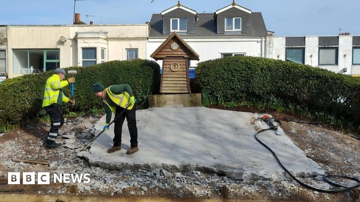 Weston-super-Mare floral clock restoration underway - BBC News