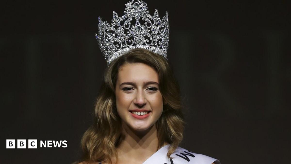 Miss Turkey stripped of her crown over coup tweet - BBC News