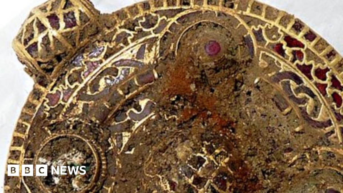 Anglo-Saxon find in Norfolk declared treasure - BBC News