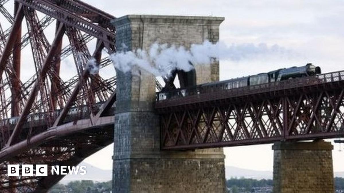Thousands celebrate Flying Scotsman's return to Scotland - BBC News