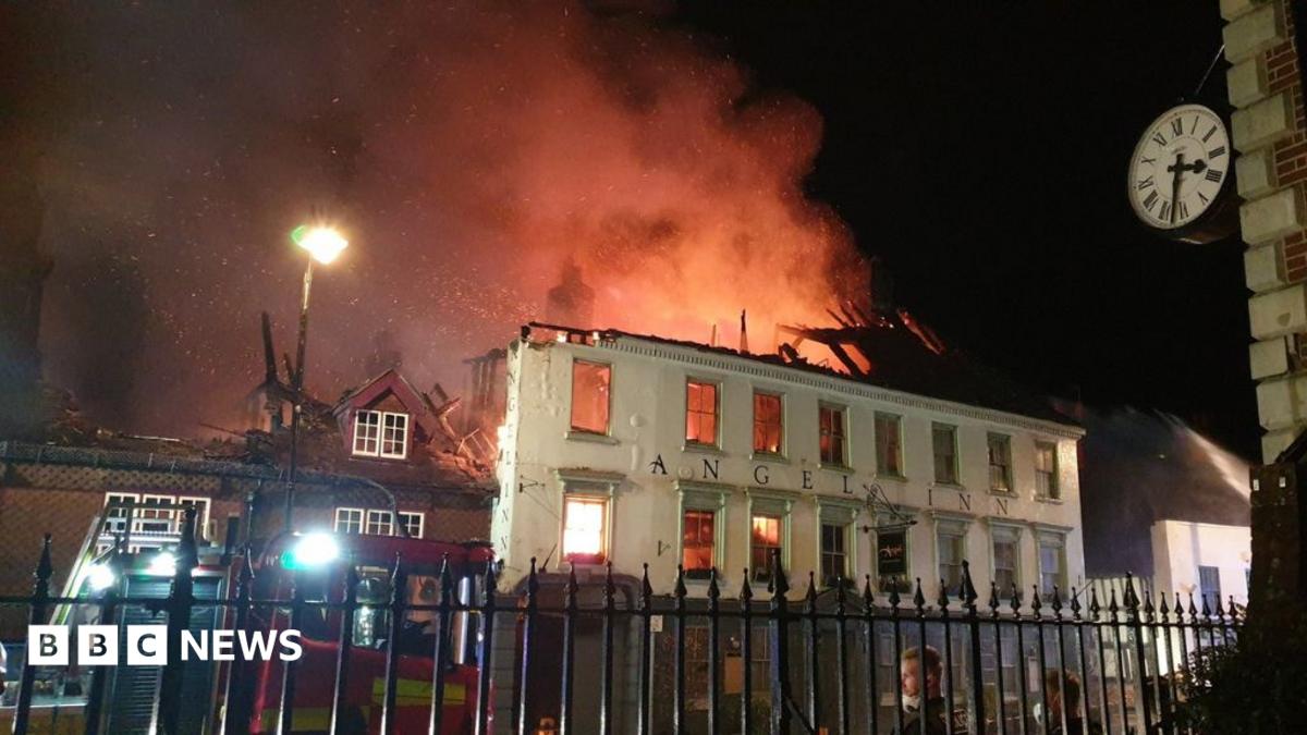 Midhurst fire: Historic hotel housing refugees engulfed by blaze - BBC News