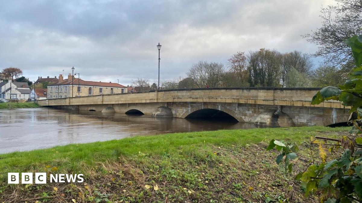 Tadcaster Bridge closed to traffic for second time in month - BBC News