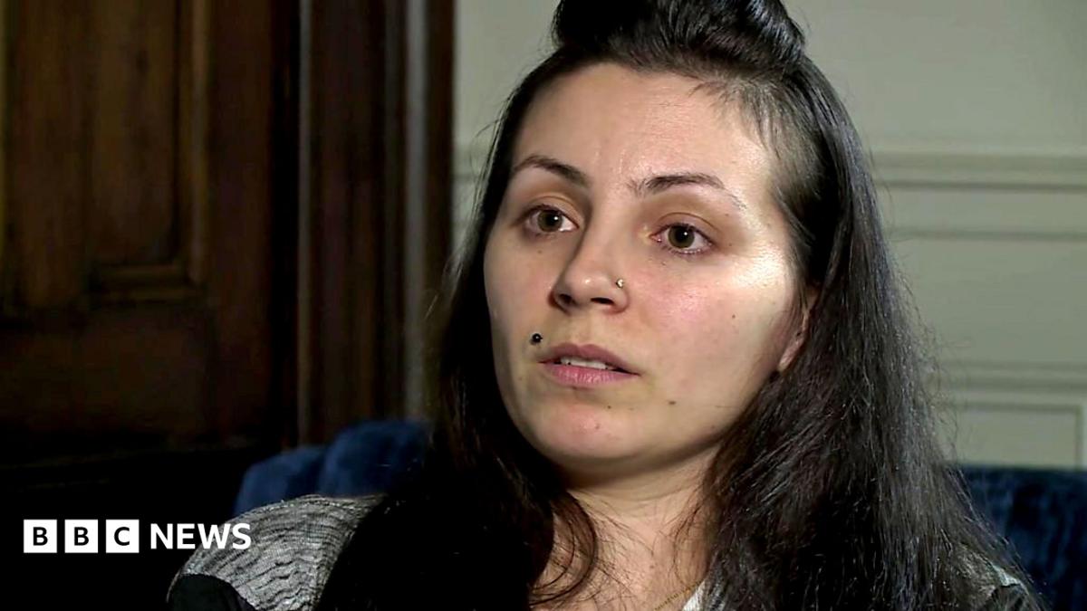 Collapsed trial woman says she gave birth 'alone' in prison - BBC News