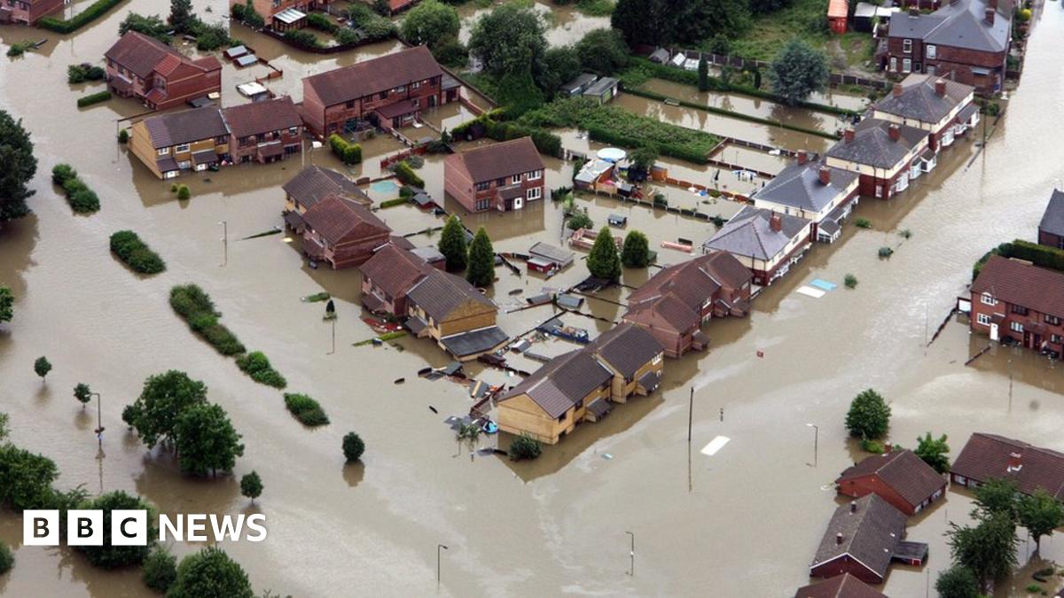 'Dreadful floods' marked 10 years on in Sheffield - BBC News