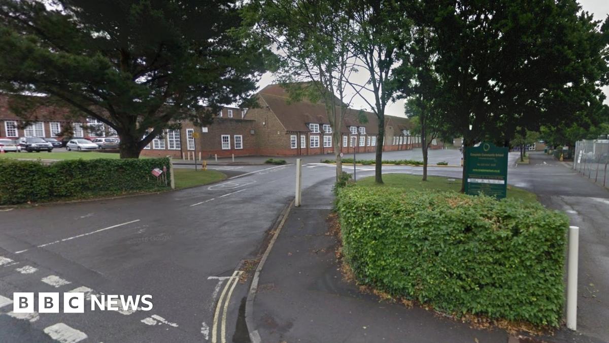 Stowaways found 'dazed' under Cowplain School coach - BBC News