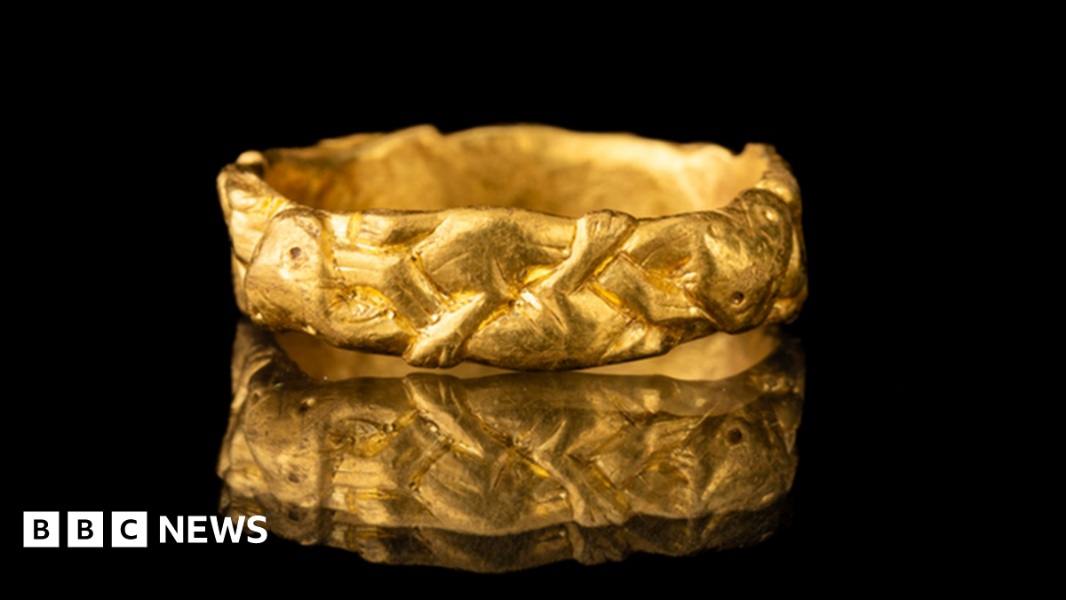 Anglo-Saxon gold ring acquired by Exeter museum - BBC News