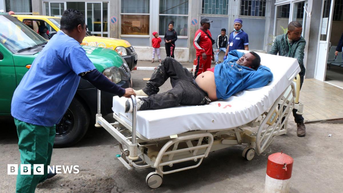 Deadly stadium stampede at Madagascar v Senegal match - BBC News
