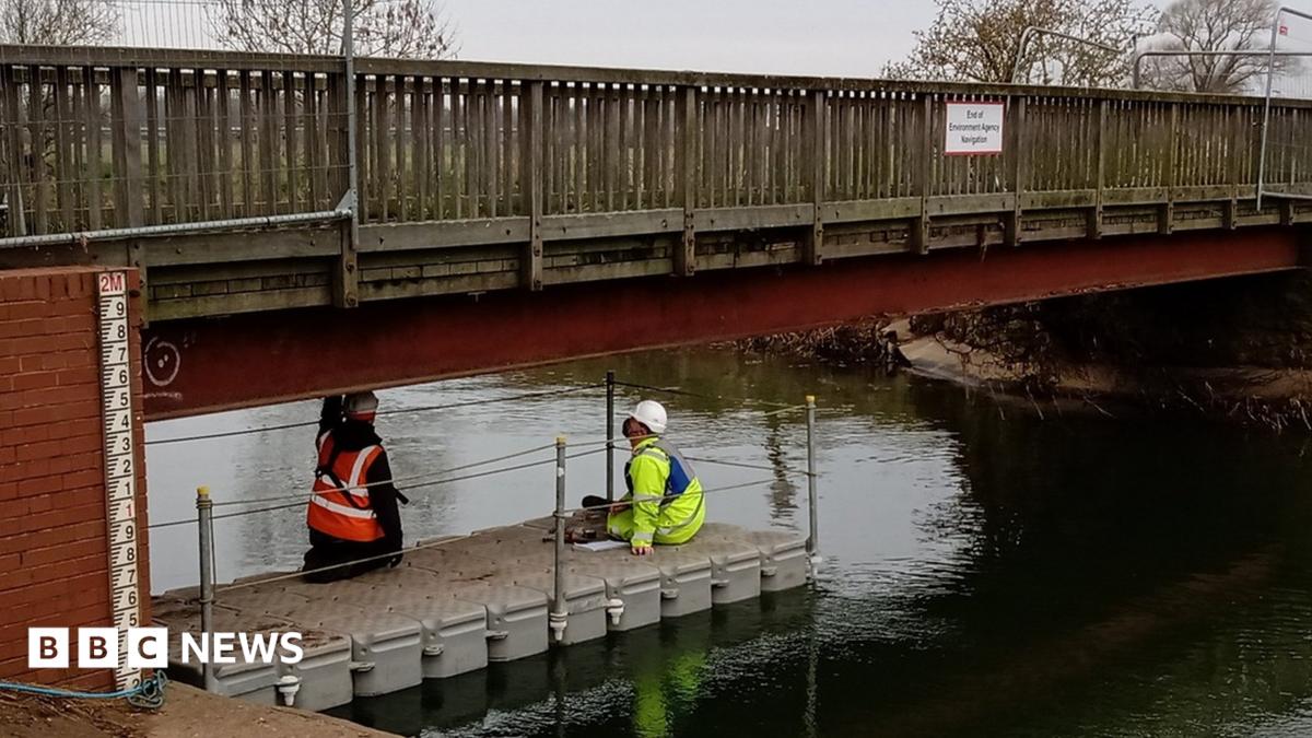 Kempston bridge repair work begins a year after closure - BBC News