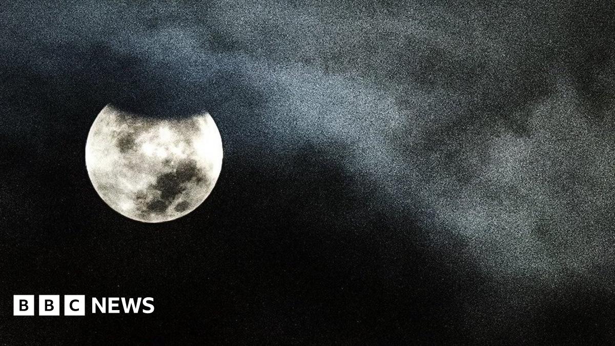 Moon Express cleared for lunar landing - BBC News