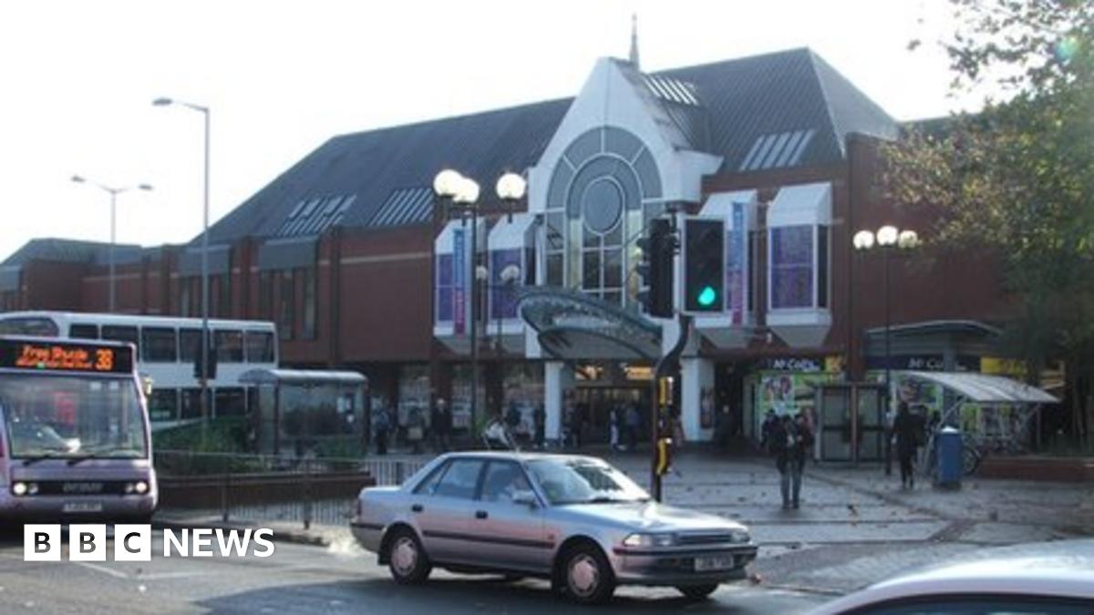 Tower Ramparts Shopping Centre celebrates 25 years - BBC News