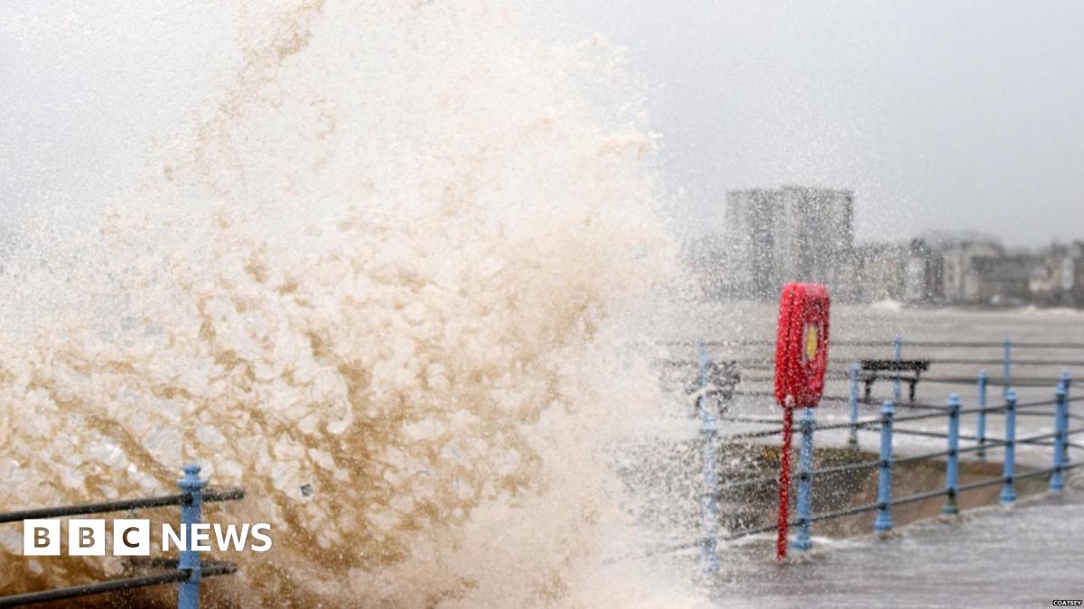 UK storm brings heavy rain and high winds - BBC News