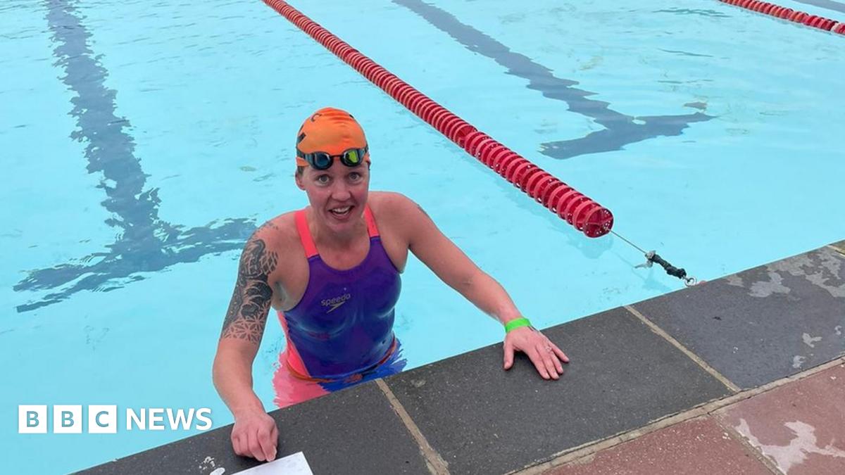 Swimmers from around the world compete in Cheltenham ice swim - BBC News