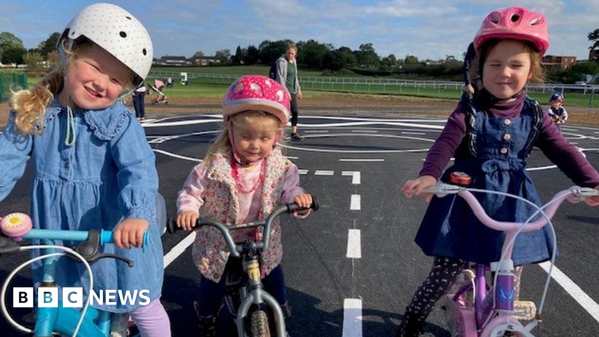 New £1.7m cycle track opens in Hereford - BBC News