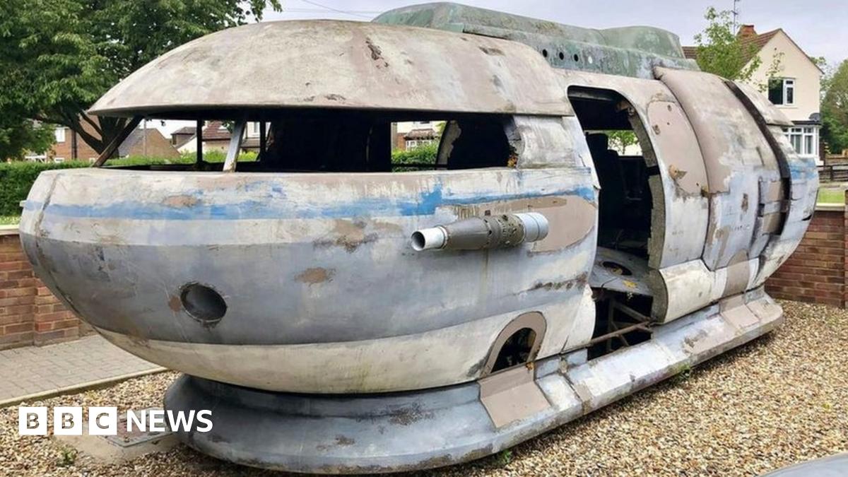 Cold Lazarus TV spaceship prop sits in Leighton Buzzard front garden ...