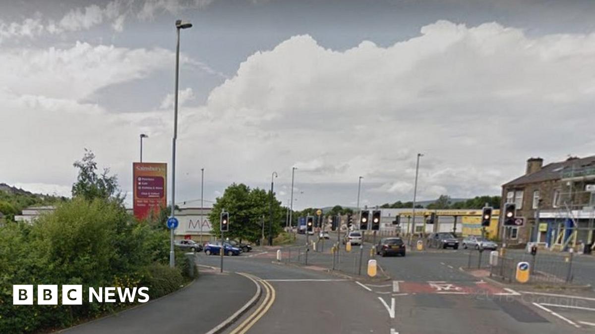 Motorcyclist dies after Colne lamppost crash - BBC News