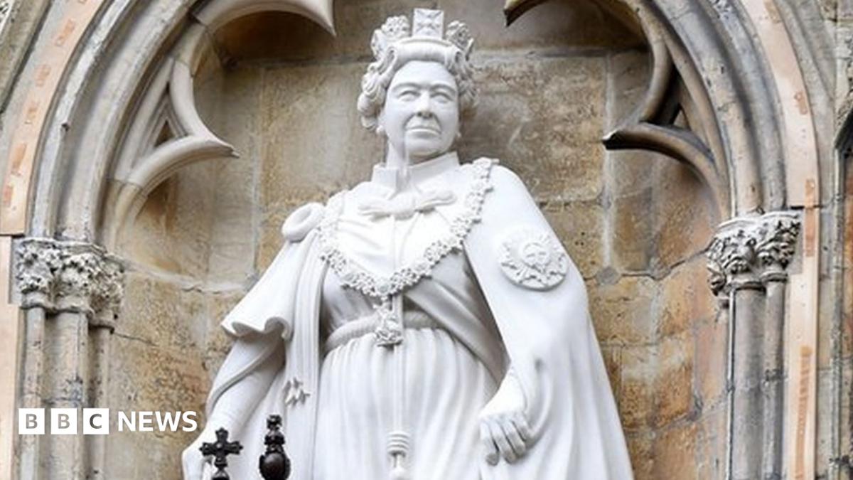 Queen statue must be in prominent London location, assembly told - BBC News