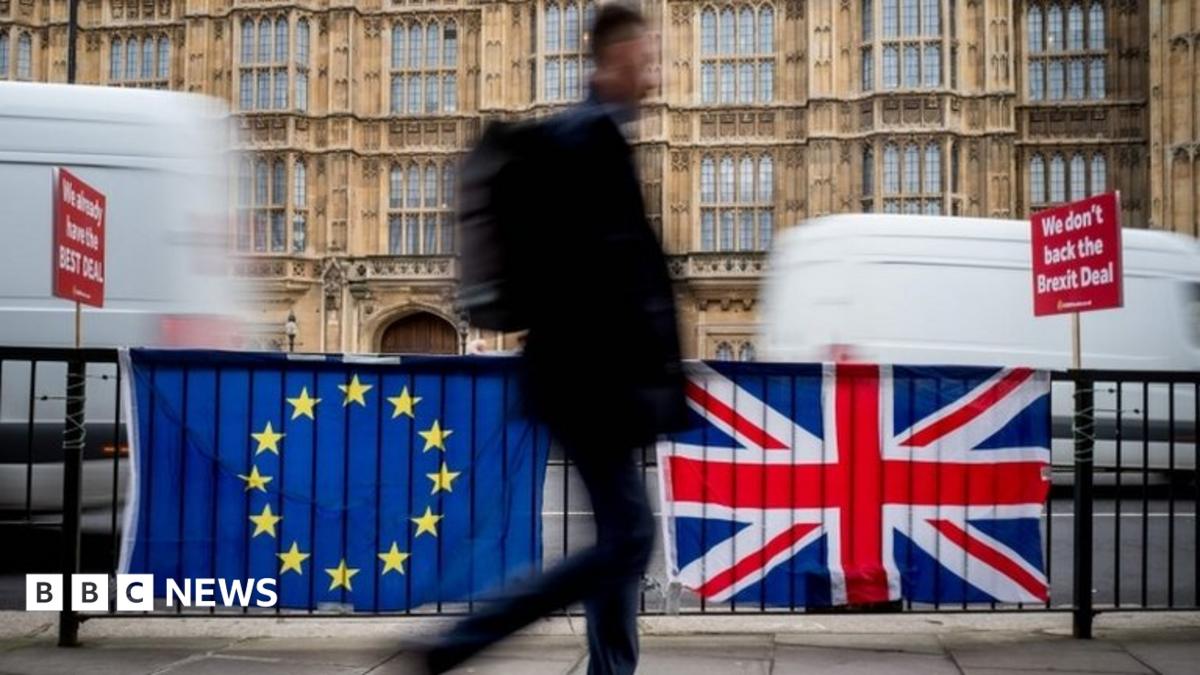 Brexit: Deadline looms as ministers push for changes to deal - BBC News