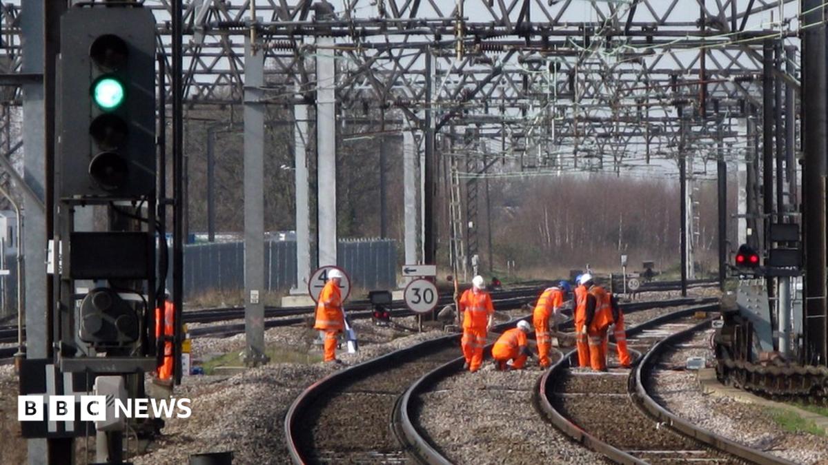 Tories accused over Boxing Day 'rail standstill' - BBC News