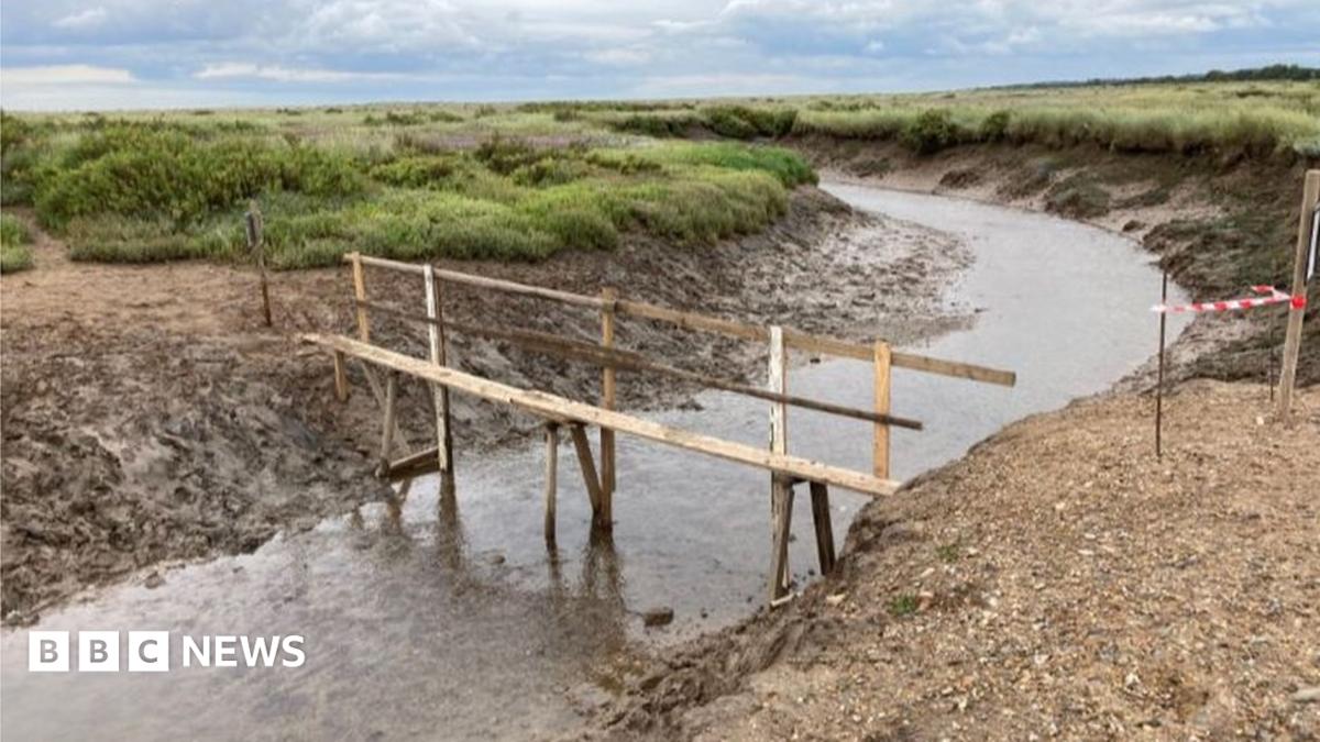 Stiffkey Marshes: National Trust removes makeshift bridge - BBC News
