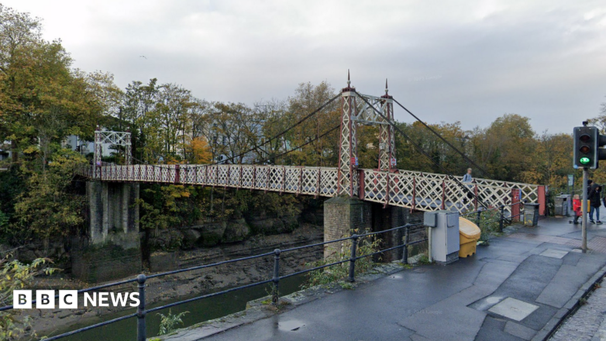Wapping Wharf: Gaol Ferry Bridge set to reopen in September - BBC News
