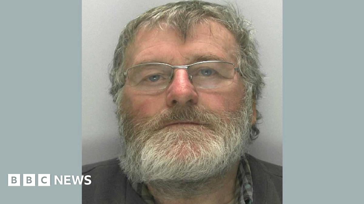 Ramon Cleal jailed after exposing himself to children - BBC News