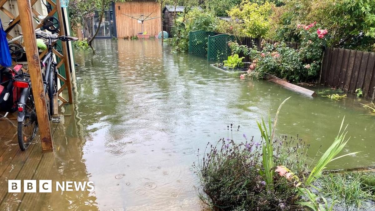 Oxford River Thames areas on flood alert as river levels rise - BBC News