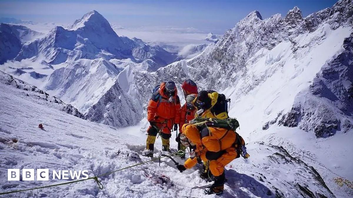 Everest: Bodies of fallen mountain climbers finally recovered from 'death zone' - BBC News
