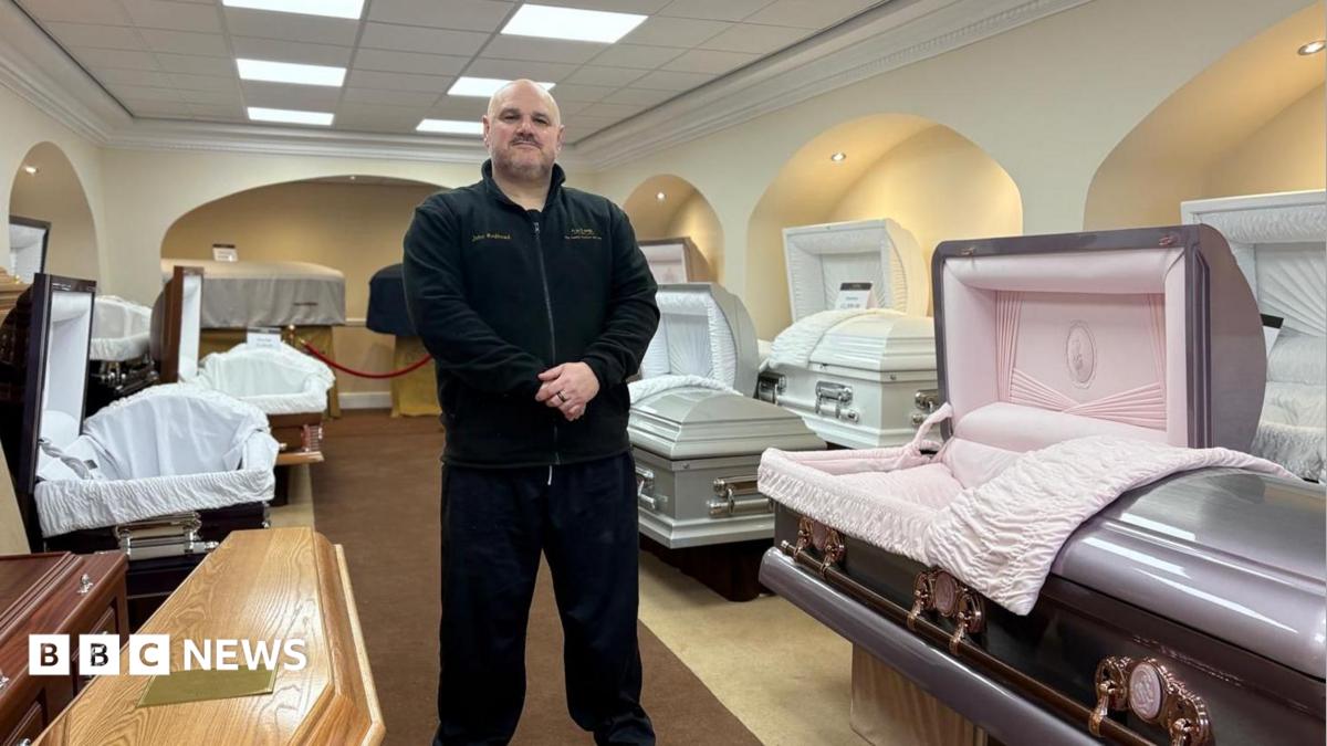 'I left teaching to become an embalmer - and I love it' - BBC News