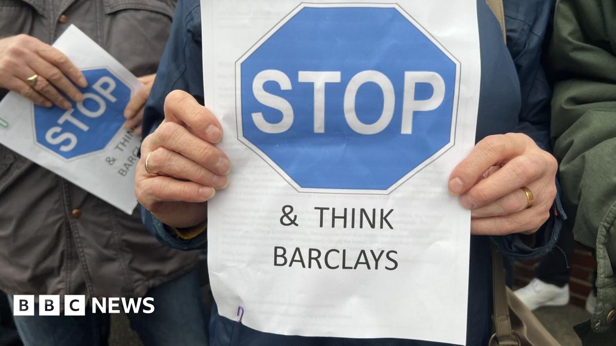 Dozens protest against closure of Leiston's final bank - BBC News