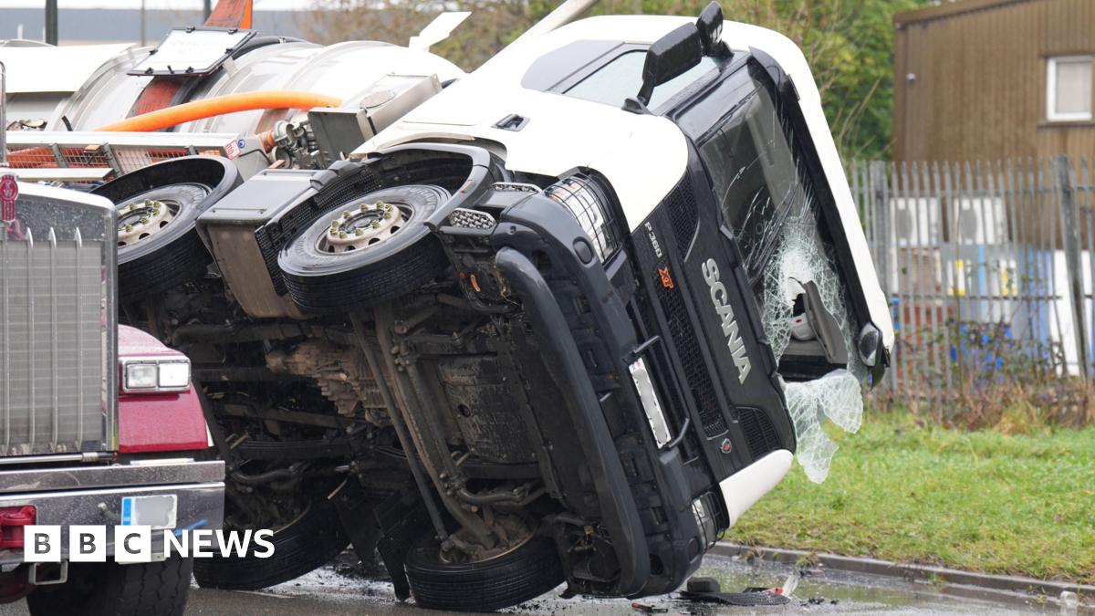 Lorry overturns at Hazelwick Roundabout in Crawley - BBC News