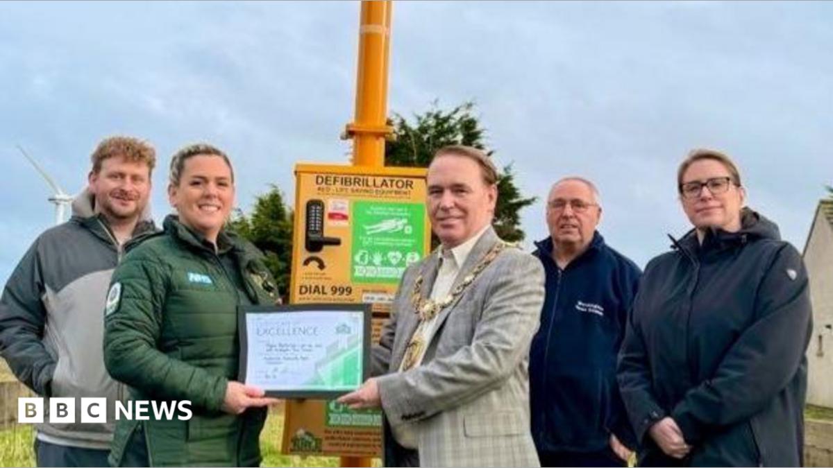 Siddick gets solar-powered defibrillator after Barepot success - BBC News