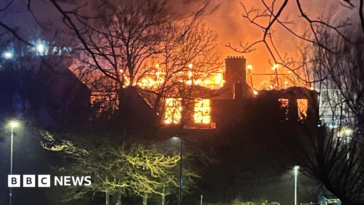 Llangefni: Arrests after fire ravages ex-Anglesey council HQ - BBC News