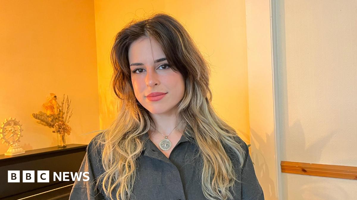 Physician associates graduate to 'no jobs' - BBC News