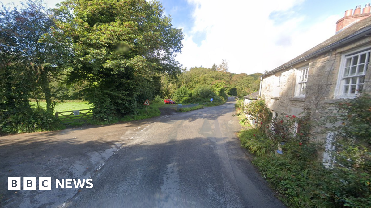 One dead and six taken to hospital after Cornwall car crash - BBC News