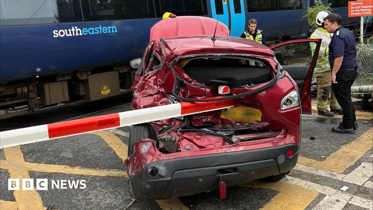 Kent: Crash between train and car blocks railway line - BBC News