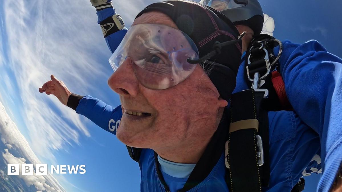 D-Day inspires veteran, 88, to skydive for Royal British Legion - BBC News