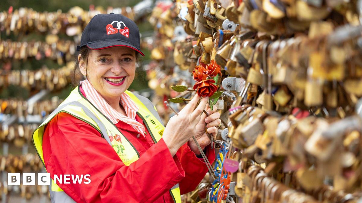 Bakewell bridge love locks to be unveiled in their new home - BBC News