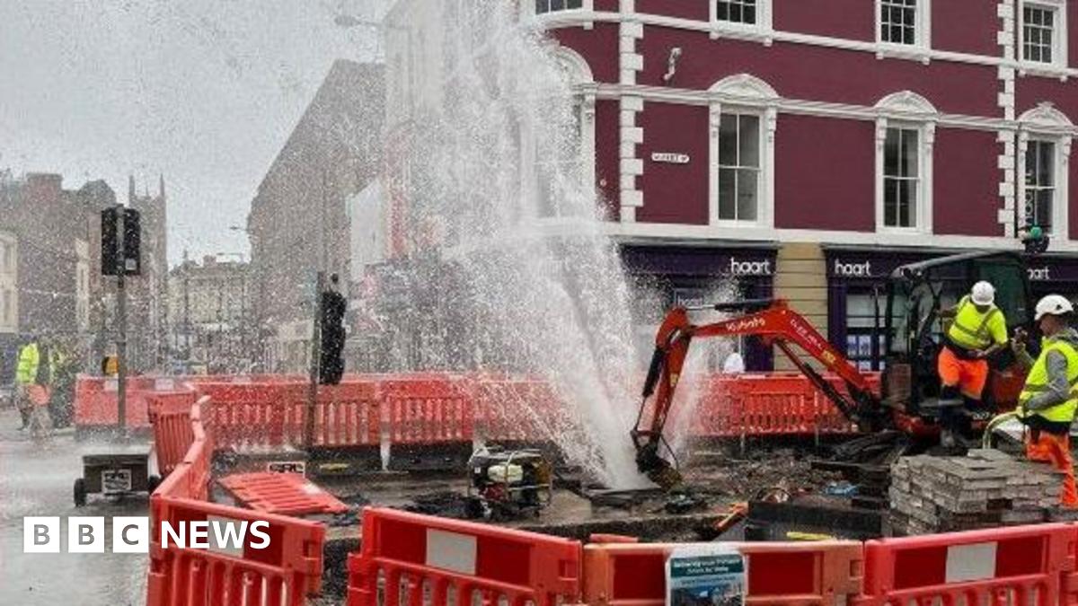 Bottled water given out after pipe bursts in Derby city centre - BBC News