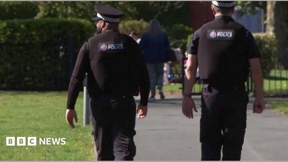 Extra Manchester police search powers after knife attacks - BBC News
