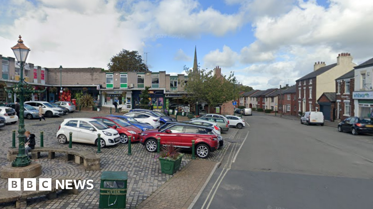 Kirkham: Parking ban trialled for town's market square - BBC News