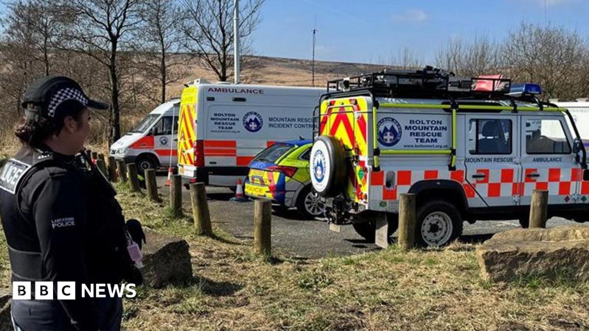 Search called off for Bury walker, 80, missing in Lancashire - BBC News