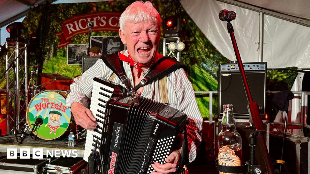 The Wurzels write song using artificial intelligence - BBC News