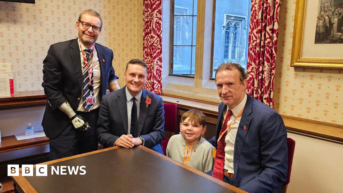 'Bionic lord' Craig Mackinlay holds key limb loss meeting - BBC News