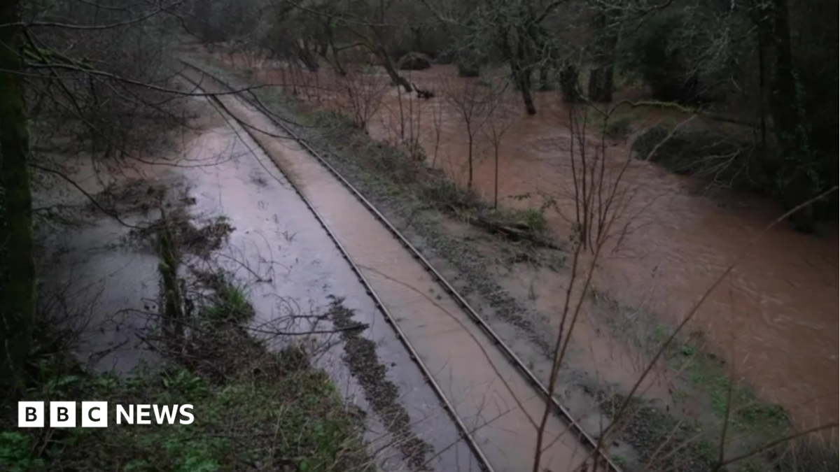 South west rail disruption continues after rain and flooding - BBC News
