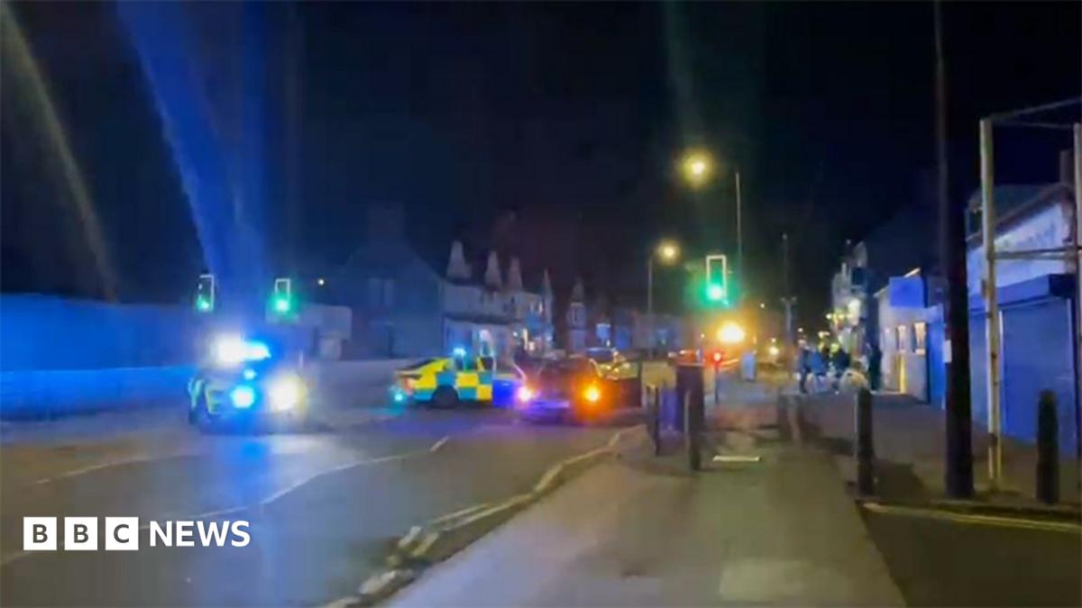 Two arrests after car crashes during police chase in Hull - BBC News