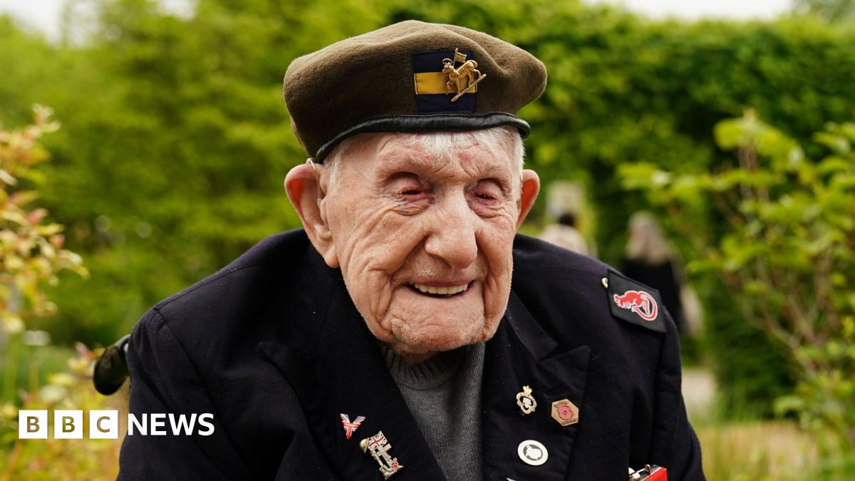 Hundreds pay tribute to UK's oldest WW2 veteran Donald Rose - BBC News